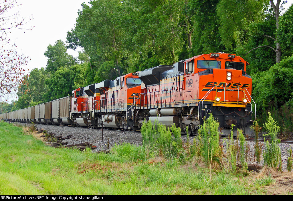 BNSF 9269 Leans into the curve!